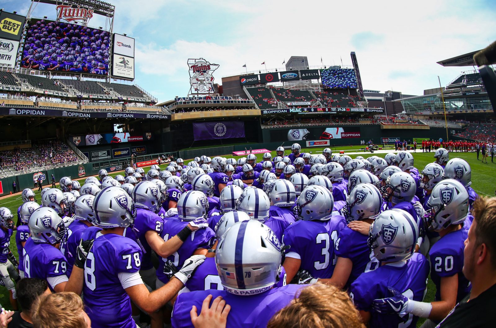 Sights and Sounds: Tommie-Johnnie at Target Field | St. Thomas Newsroom
