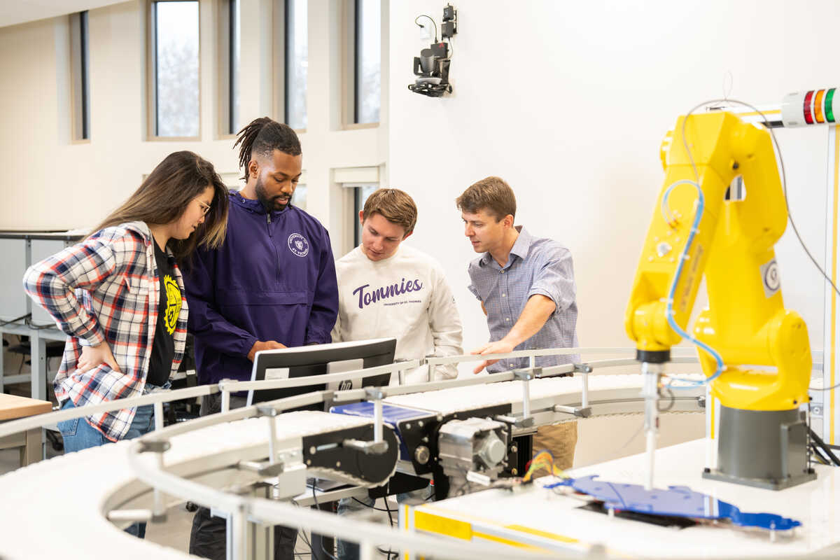 Robotics Lab Makes Students Career-Confident - Newsroom | University of ...
